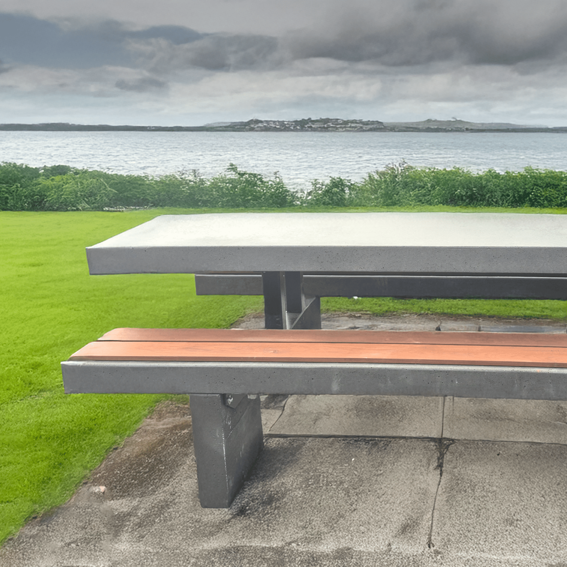 Table en béton à accessibilité universelle : Invita – Patio Drummond